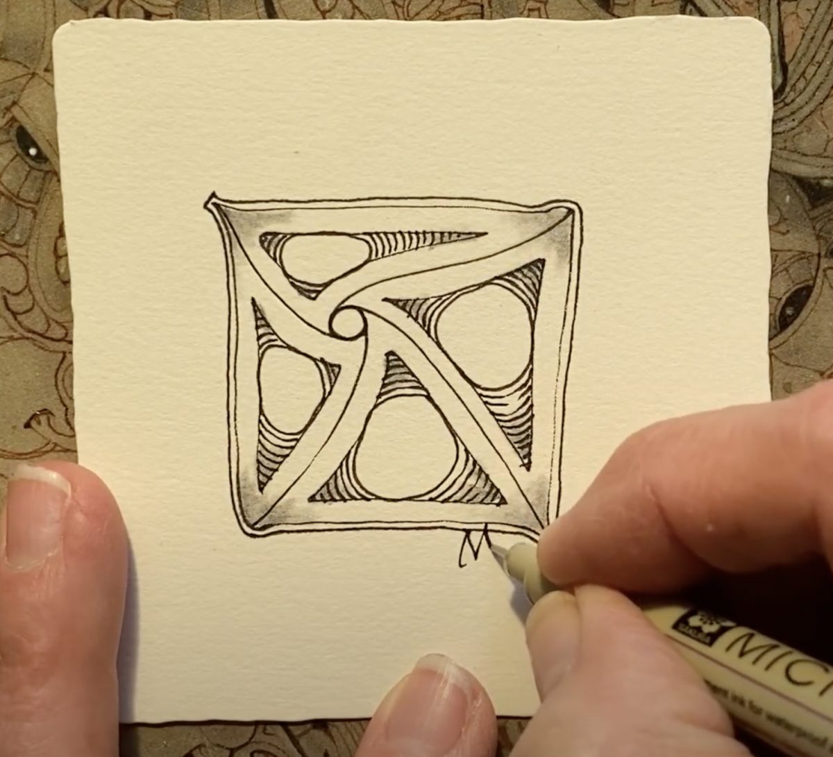 Découvrez le Tangle 'Well' - Histoire et Vidéo
